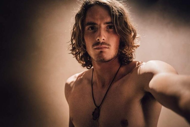 Stefanos Tsitsipas dares you to go shirtless | Athens Insider